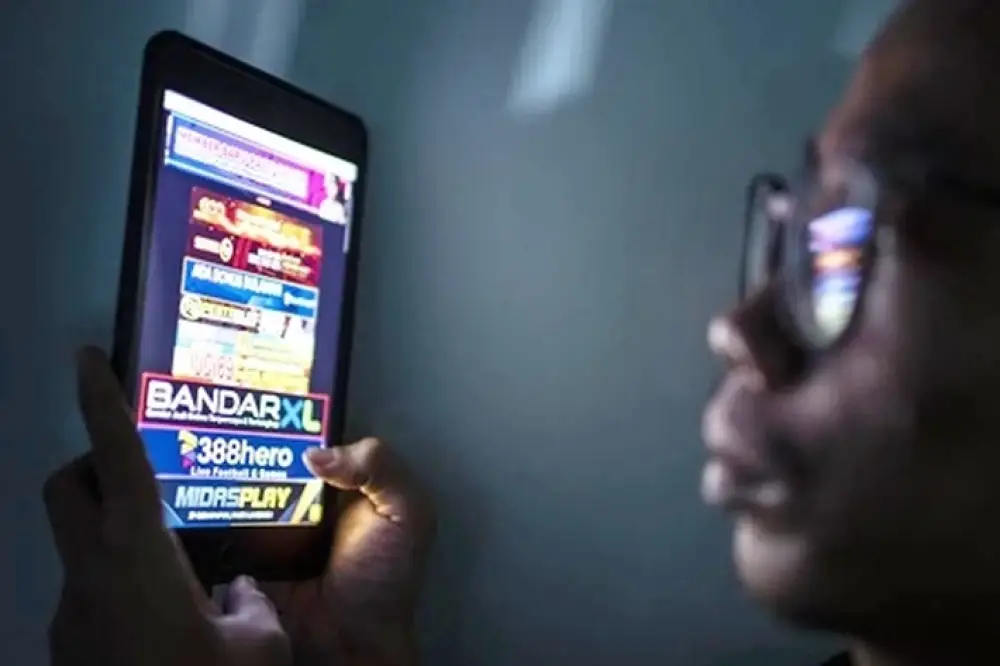 Generasi Muda dalam Cengkeraman Algoritma Kapitalis: Judol & Pinjol ...